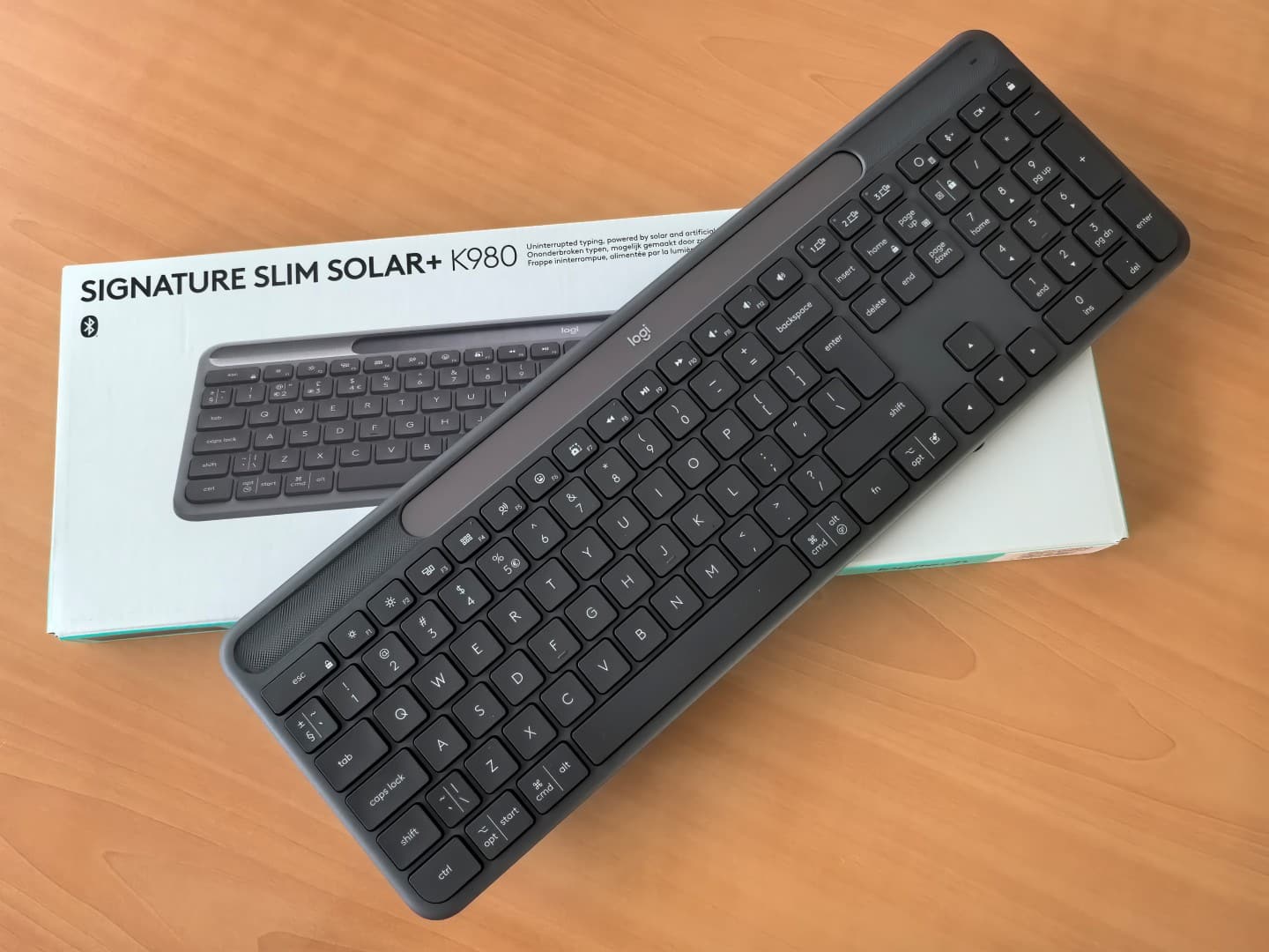 Logitech Signature Slim Solar+ K980 Review: "Το απόλυτο ασύρματο ...