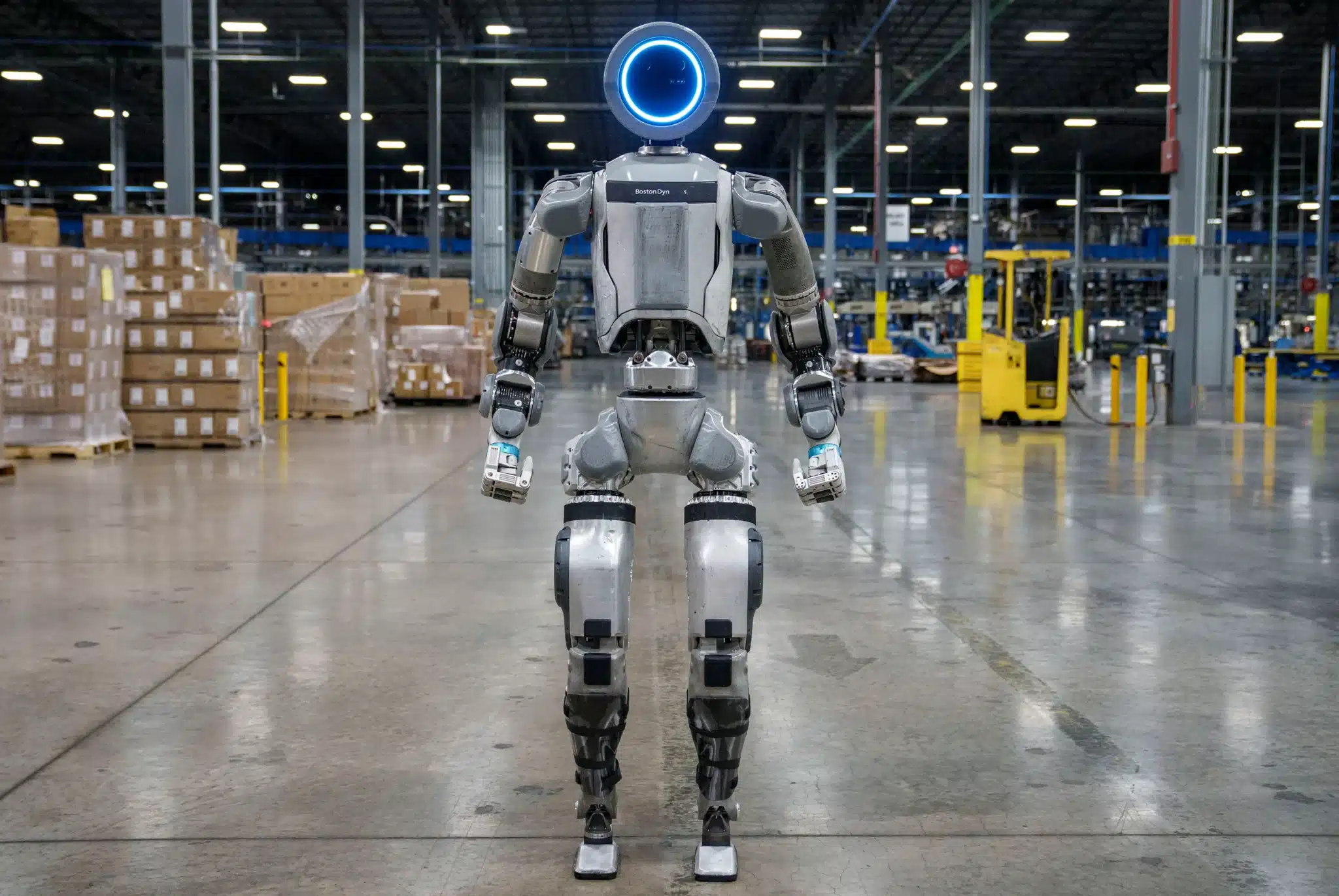 Το ρομπότ Atlas της Boston Dynamics, "σηκώνει" μανίκια και μπαίνει στα ...